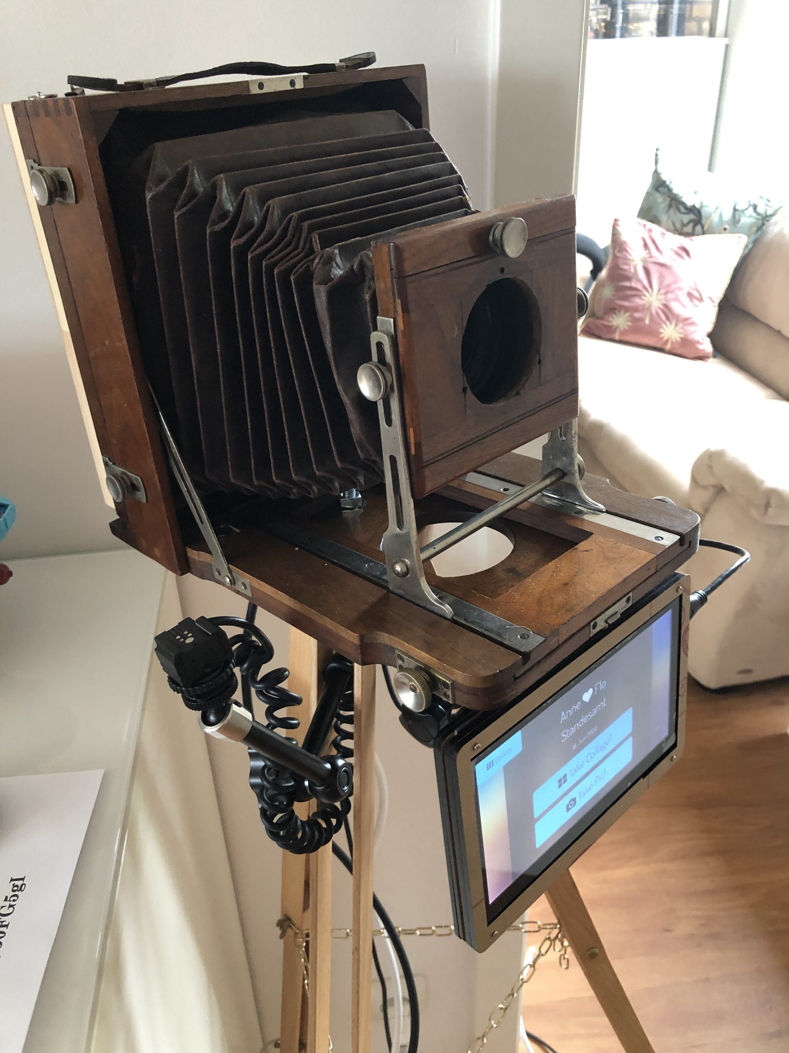 Raspberry Pi Photobooth in a classic vintage plate camera - Florian Müller