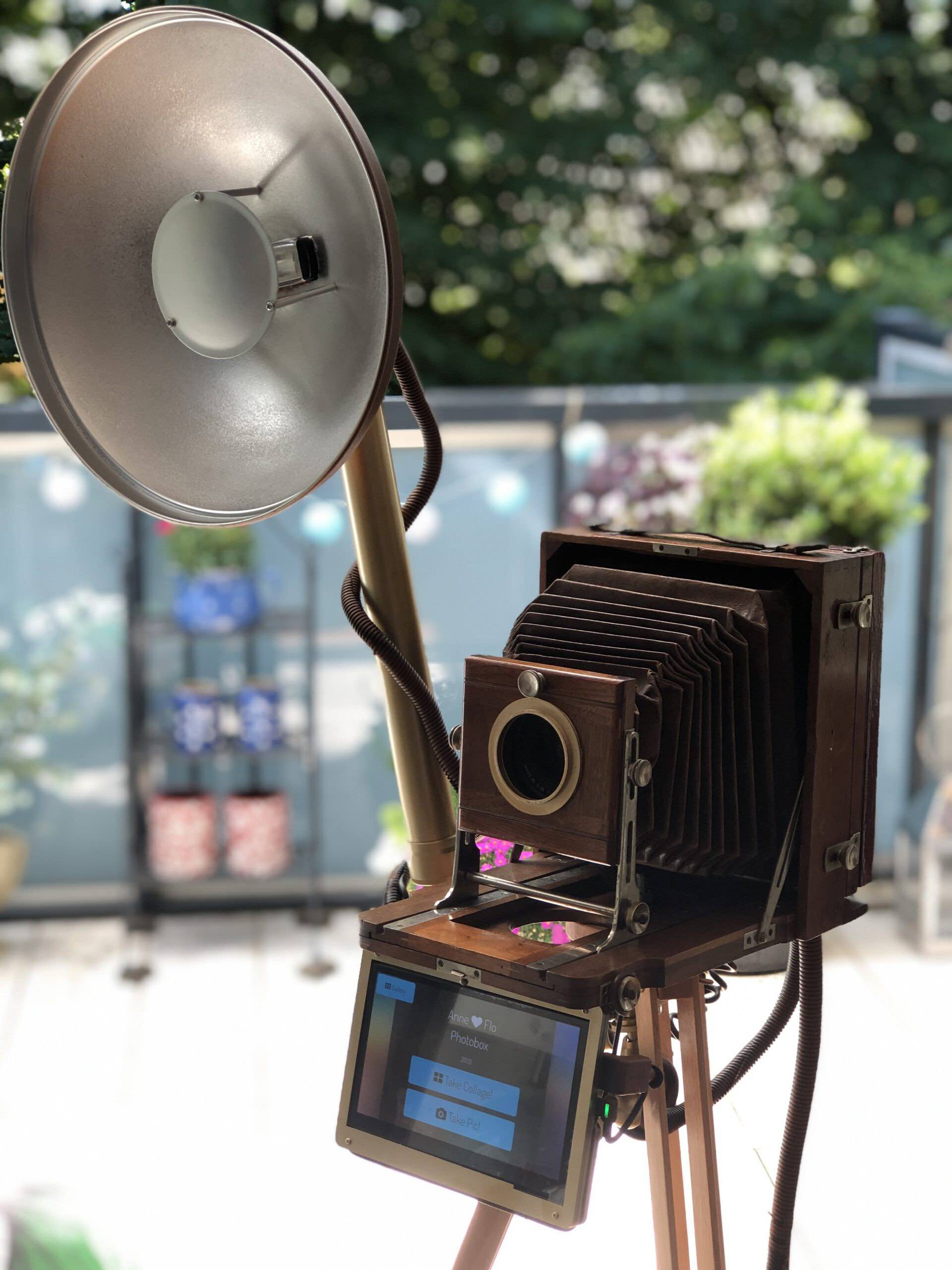 Raspberry Pi Photobooth in a classic vintage plate camera - Florian Müller